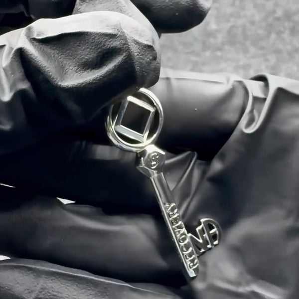 Colgante de plata de ley Peter Stone NA Recovery Key of Encouragement